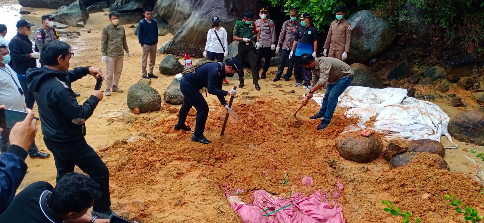 Daging Busuk Temuan Nelayan Anambas Dimusnakan – KABAR ANAMBAS